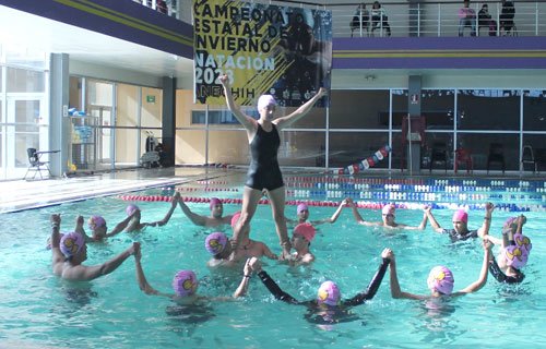 Realizan estudiantes de FCCF concurso de tabla gimnástica en la alberca