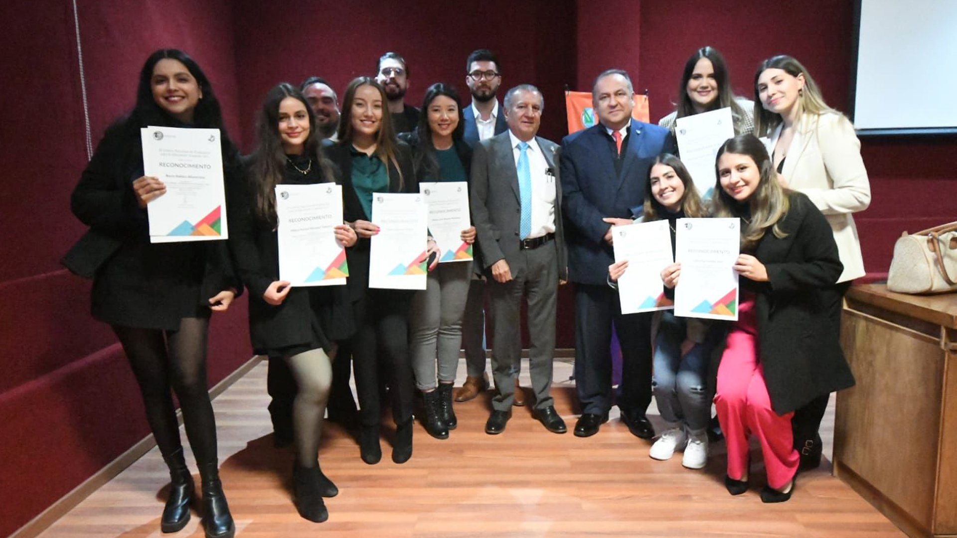 Entrega UACH reconocimientos a egresados con mejores promedios