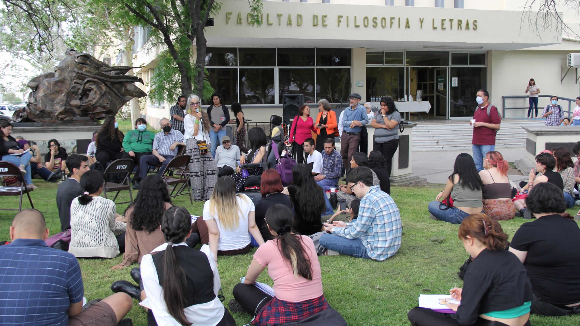 Los jardines de la Facultad de Filosofía y Letras reciben a la Dr. Catherine Walsh
