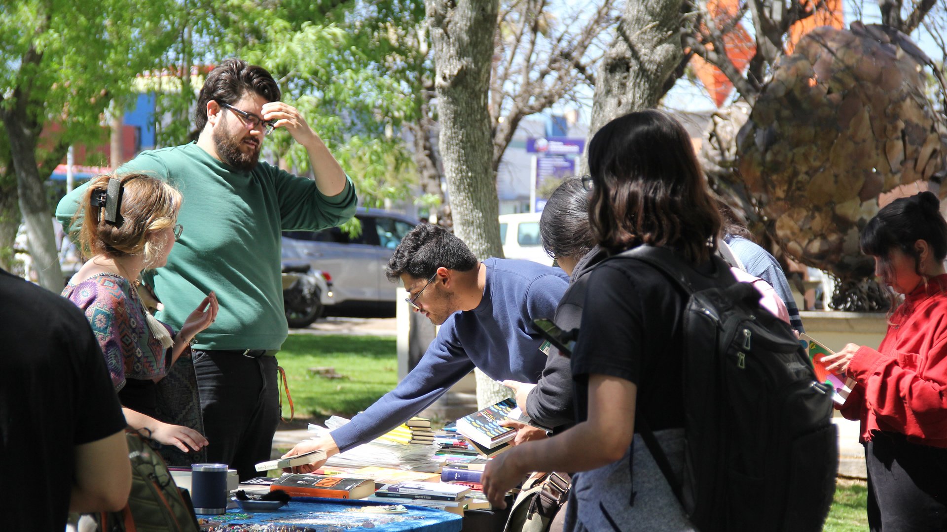 Se realiza con éxito la segunda edición de la feria del libro en ...