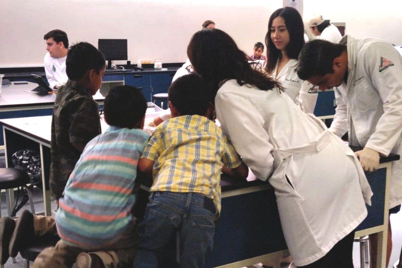 Niñas y niños del DIF visitan la Facultad de Medicina y Ciencias Biomédicas